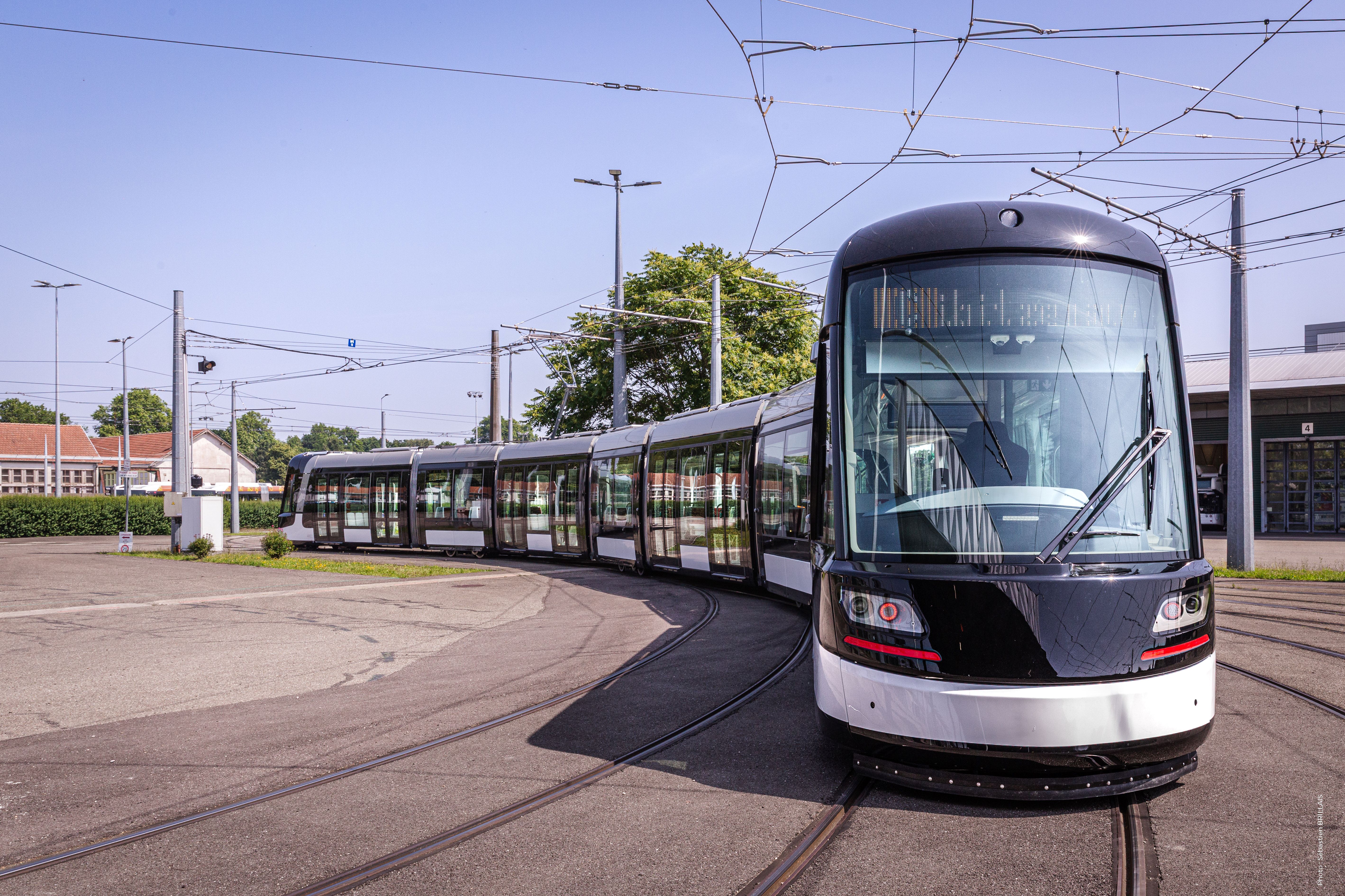 À Strasbourg, la CTS réceptionne la 1ère des 39 nouvelles rames de ...